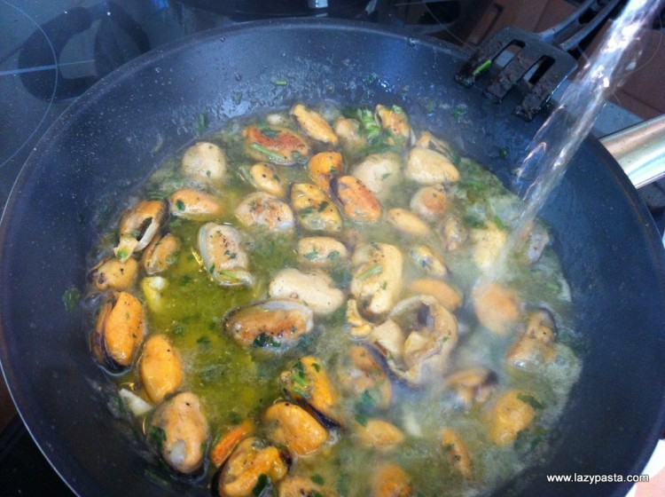 Spaghetti with Mussels in White Wine | Lazy Pasta Recipe